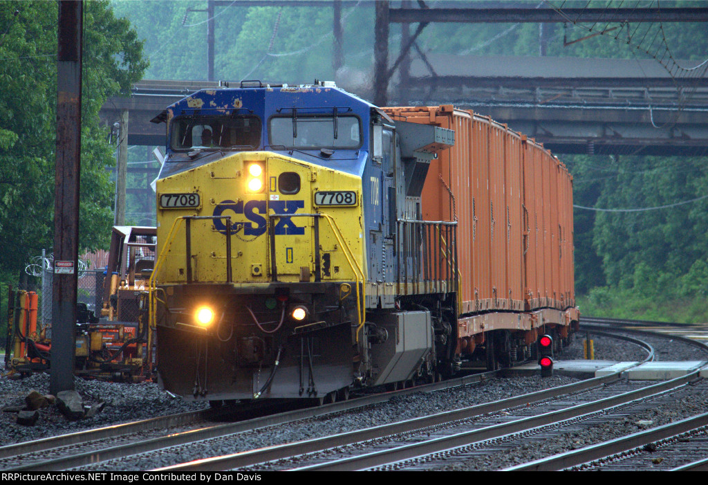 CSX C40-8W 7708 leads Q706-28